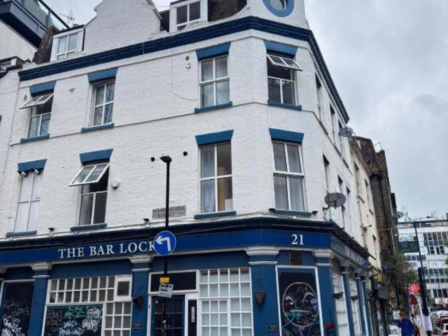 Um edifício com uma placa que diz 'THE BAR LOCK' e o número 21.