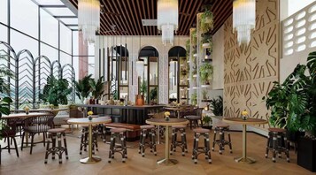 Um interior moderno com pé-direito alto, vigas de madeira e uma variedade de opções de assento, incluindo mesas e banquetas.