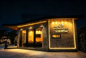 Um edifício moderno com uma placa que indica ser um resort.