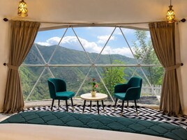 Cabana de Madeira de Luxo, vista para a montanha | Secretária, secretária adequada para computadores portáteis 