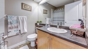 Casa, 4 quartos, pátio | Casa de banho