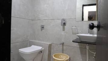 Quarto Duplo Standard | Casa de banho | Um polibã, artigos de higiene pessoal grátis, chinelos