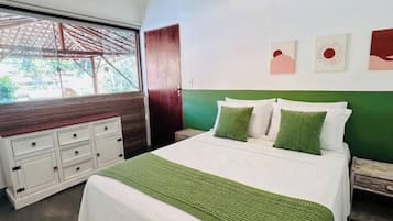 Quarto Triplo Básico, vista para o jardim | Wi-fi grátis