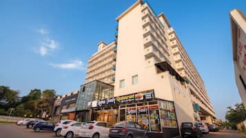 Um edifício com vários andares, com um restaurante chamado 'Lotus Family Restaurant' no andar térreo.