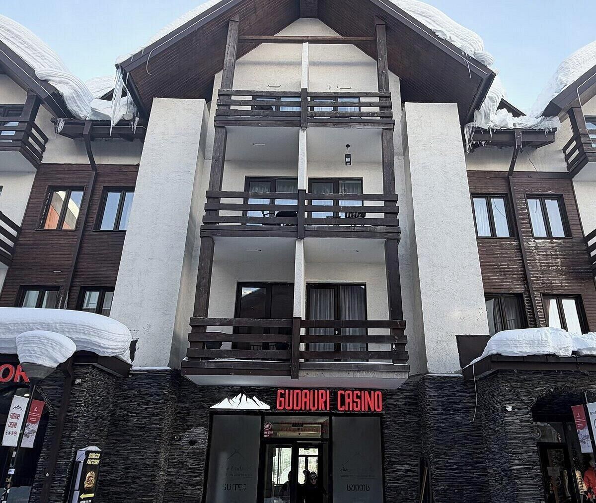 Um edifício de vários andares com uma entrada imponente identificada como 'GODDART CASINO'.