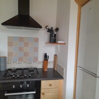 Um frigorífico, um micro-ondas, um forno, uma placa de cozinha
