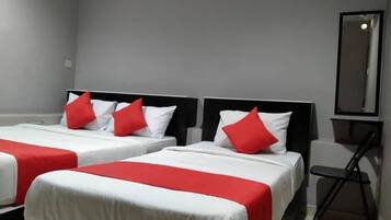 Quarto de hotel com duas camas, cada uma com roupa de cama branca e detalhes vermelhos, uma cadeira preta e um espelho na parede.
