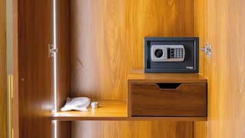 Um guarda-roupa de madeira com rádio embutido e uma pequena prateleira.