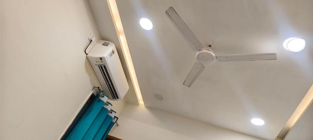 Teto com ventilador e iluminação embutida.