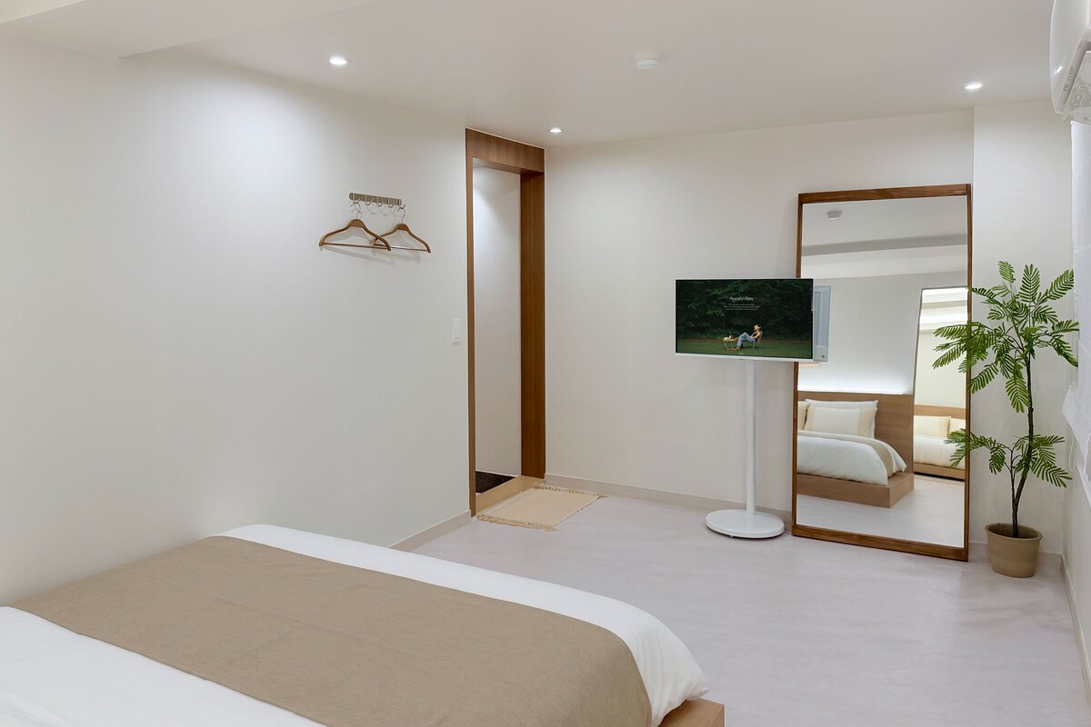 Quarto duplo executivo | Roupas de cama antialérgicas, frigobar (abastecido com itens grátis)