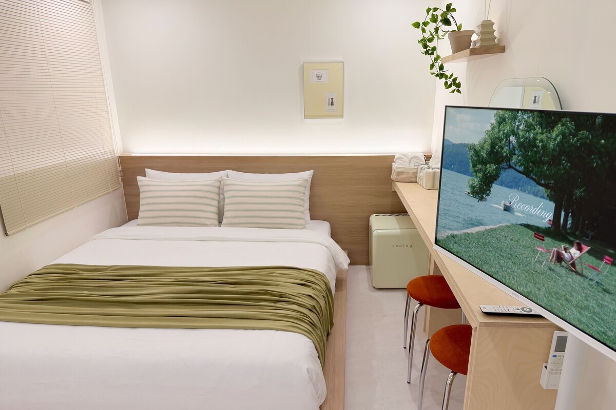 Quarto luxo, vista para a cidade | Roupas de cama antialérgicas, frigobar (abastecido com itens grátis)