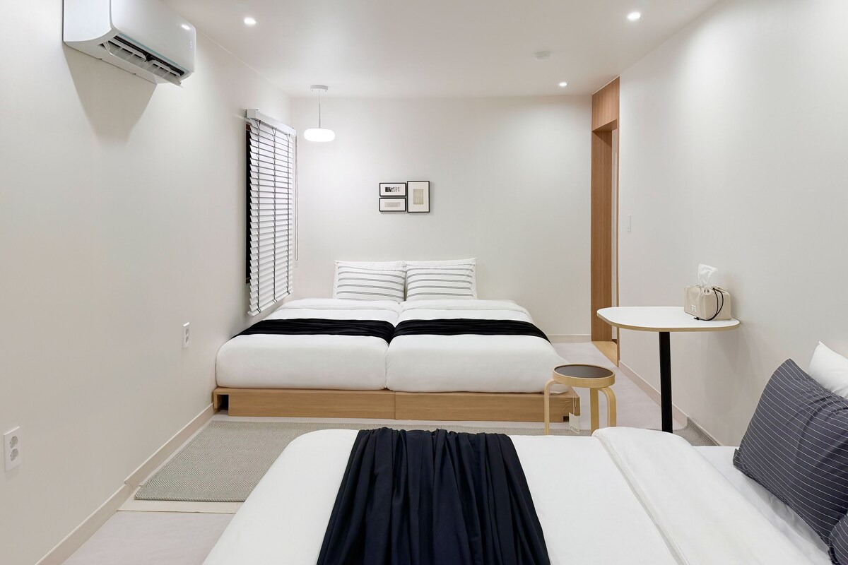 Quarto triplo família | Roupas de cama antialérgicas, frigobar (abastecido com itens grátis)