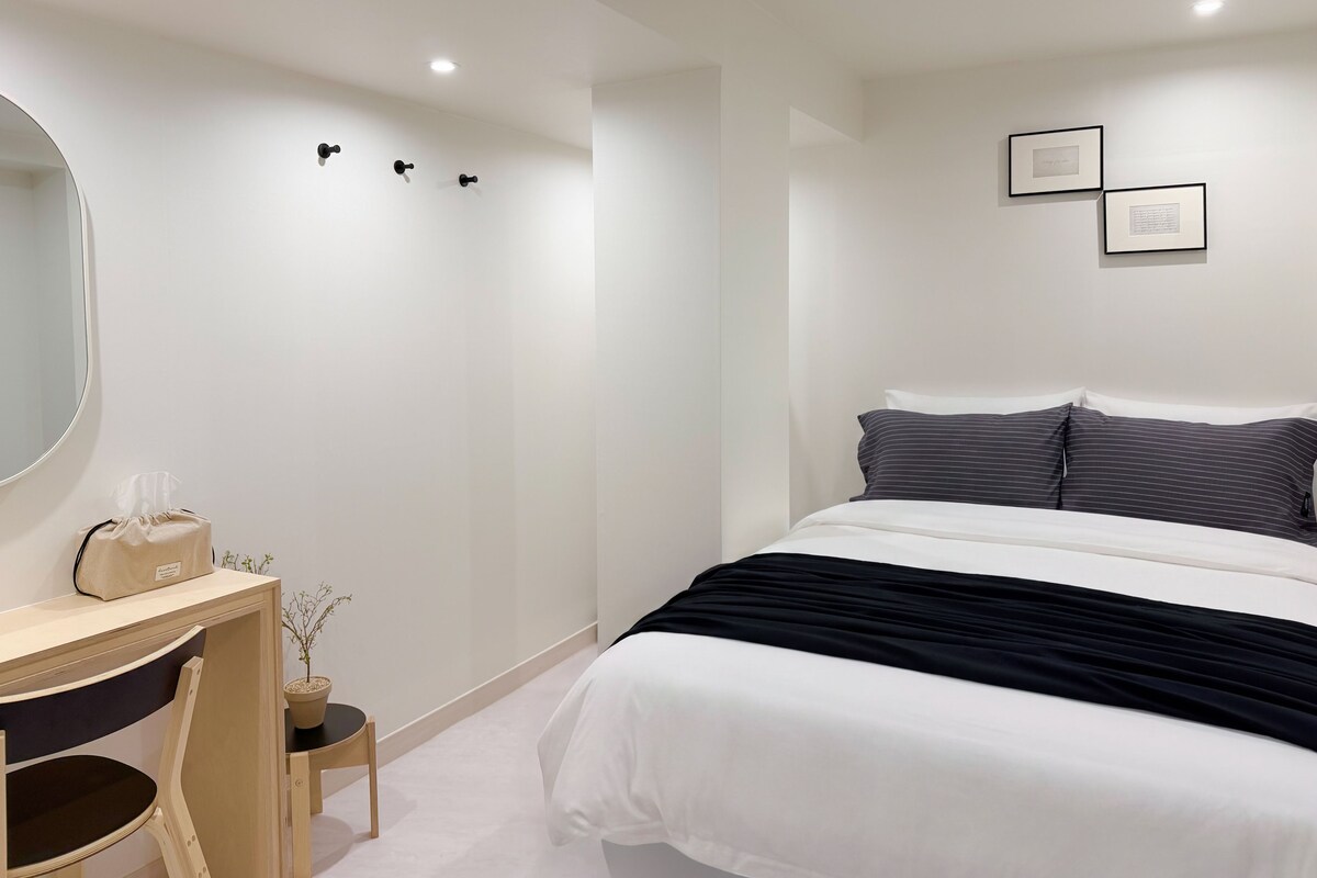 Quarto casal premium | Roupas de cama antialérgicas, frigobar (abastecido com itens grátis)