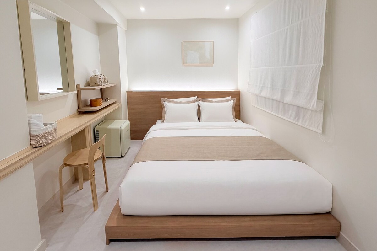 Quarto casal standard, vista para a cidade | Roupas de cama antialérgicas, frigobar (abastecido com itens grátis)