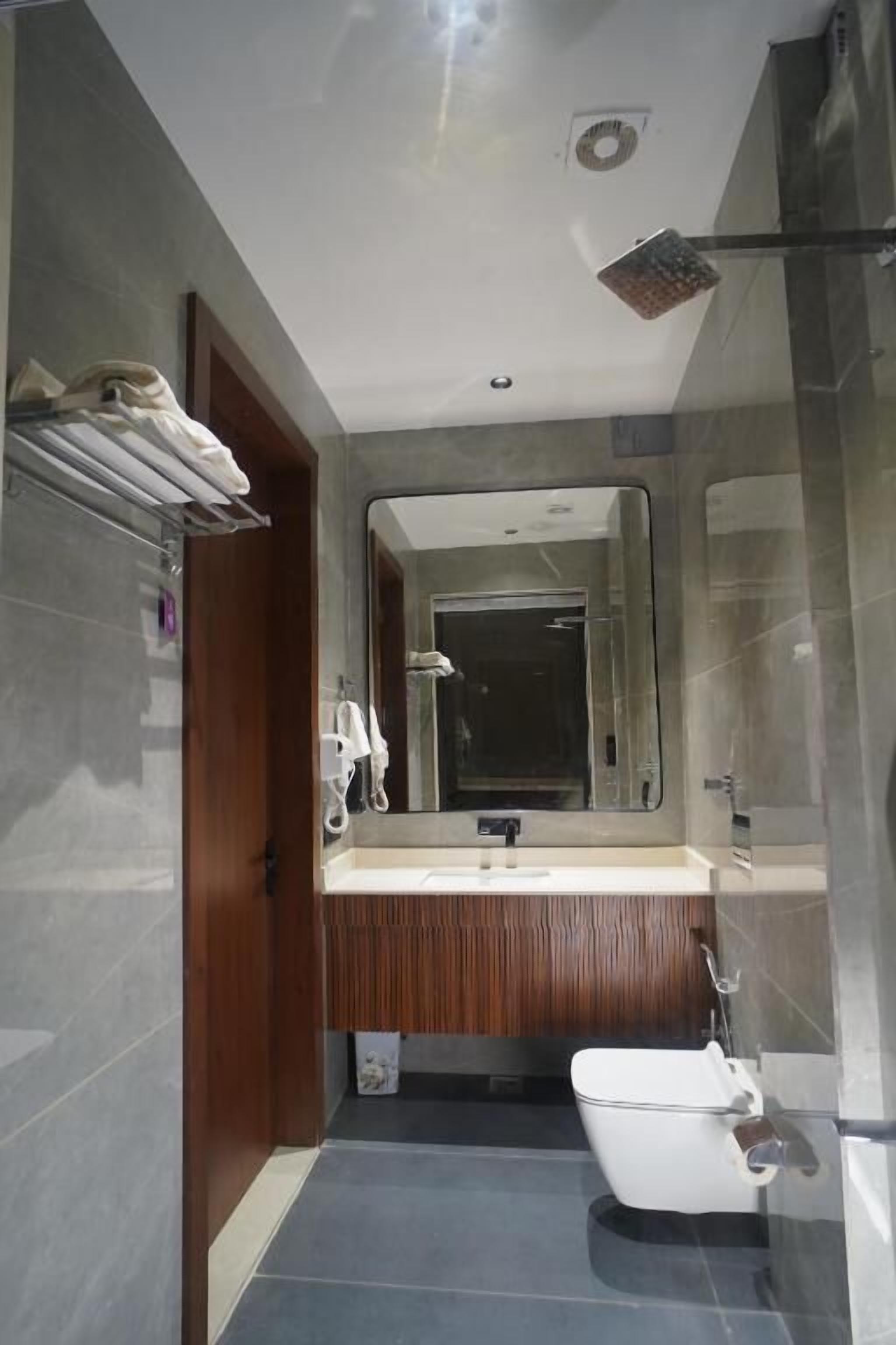 Quarto Duplo Deluxe, Vista para a cidade | Casa de banho | Um polibã, artigos de higiene pessoal grátis 