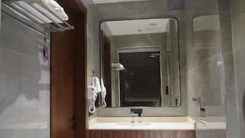 Quarto Duplo Deluxe, Vista para a cidade | Casa de banho | Um polibã, artigos de higiene pessoal grátis