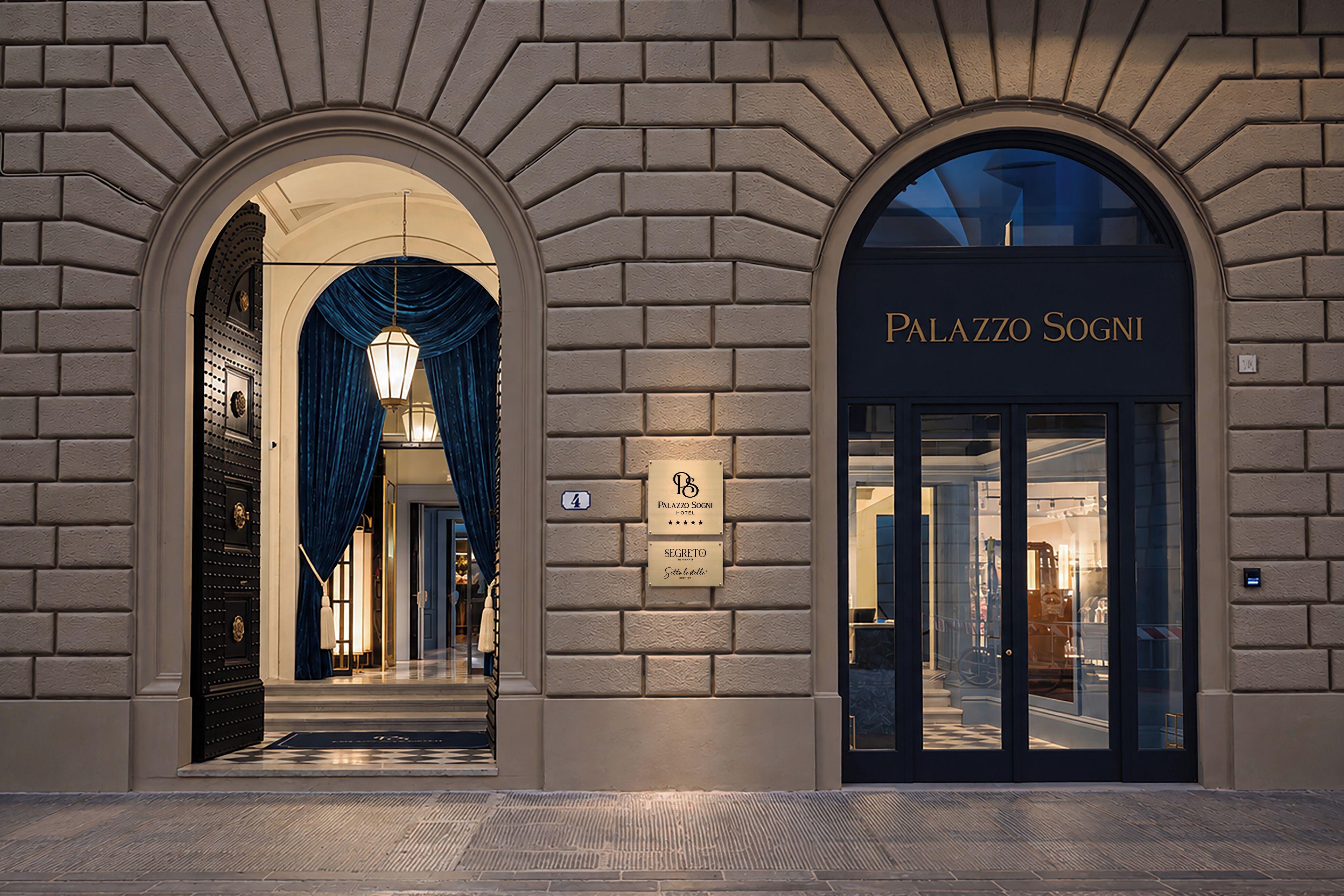 Entrada de hotel com uma imponente arcada, placa indicando o nome do hotel 'Palazzo Sogni' e classificação de 4 estrelas.