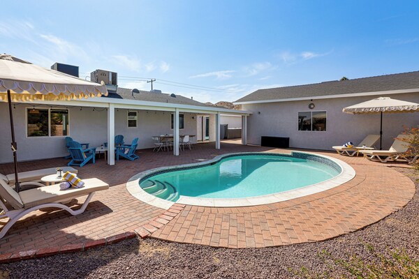 Heated Pool, Spa & Game Room: Yucca Valley Retreat - Joshua Tree National Park