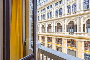 Um edifício com vários andares e detalhes arquitetônicos elaborados, incluindo janelas em arco e molduras decorativas.