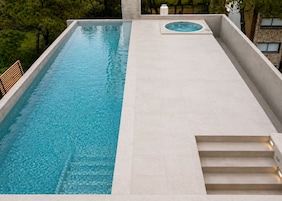 Piscina interna, piscina externa sazonal, guarda-sóis, espreguiçadeiras