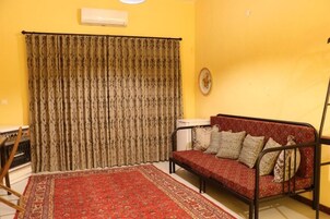 Quarto Clássico com Cama de Casal | Sala de estar