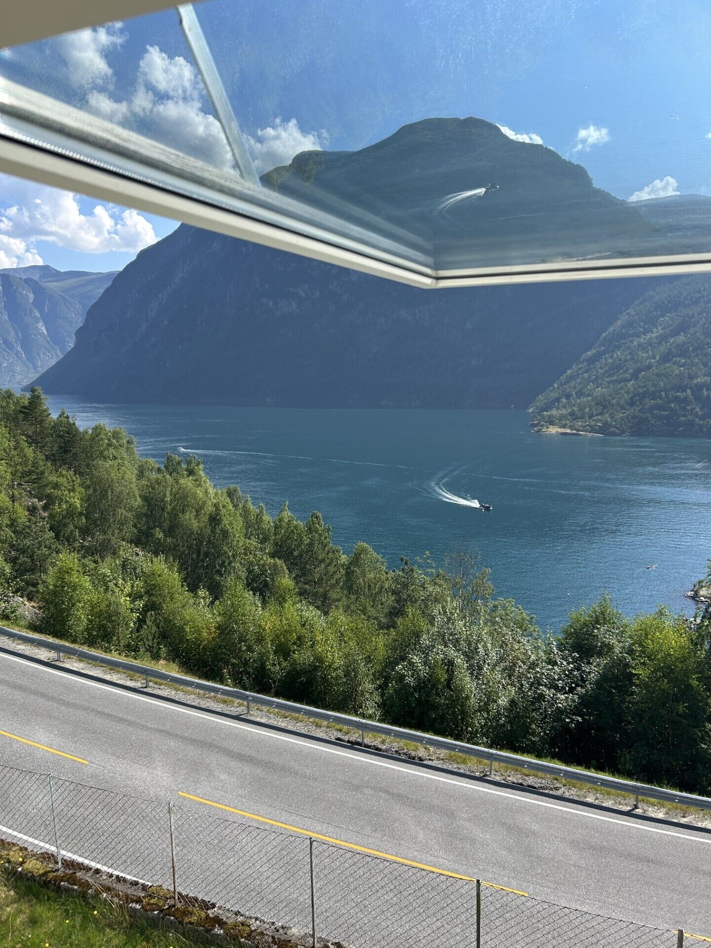 Quarto casal básico, vista parcial para o lago | Vista da propriedade