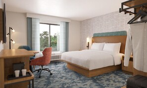 Quarto de hotel com cama, escrivaninha com cafeteira, cadeira, mala e janela com cortinas.