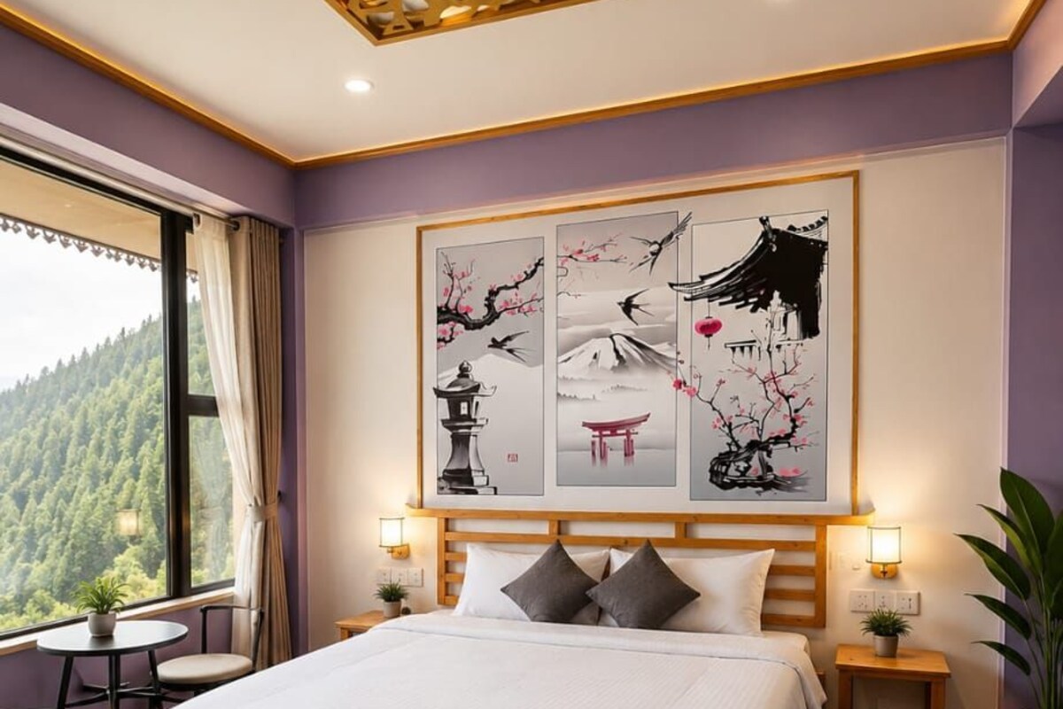 Quarto com uma cama grande, vista para uma floresta pela janela e luminária no teto.
