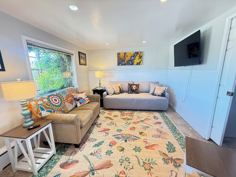 Beautiful 1-bedroom Apartment In Downtown Kodiak Perfect For Relaxing Getaway - Kodiak, AK