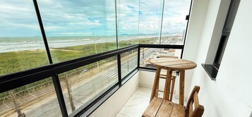 Varanda com vista para o mar e para a cidade.