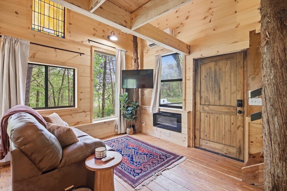 New Cedarbrook Treehouse | Rustic Escape W/hot Tub - Jasper, TN
