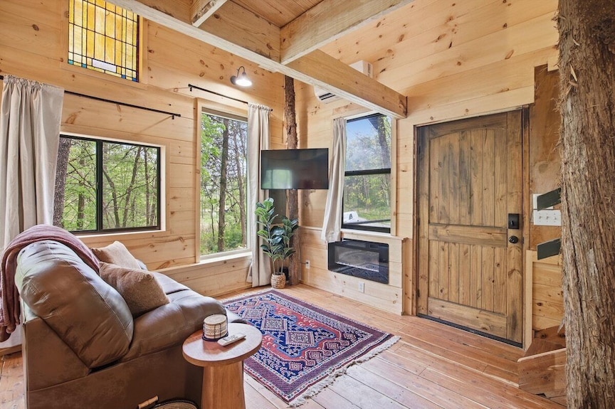 New Cedarbrook Treehouse | Rustic Escape W/hot Tub - Jasper, TN