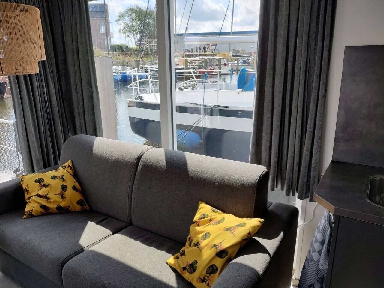 Houseboat Maatrollie In The Harbor Of Monnickendam - Volendam