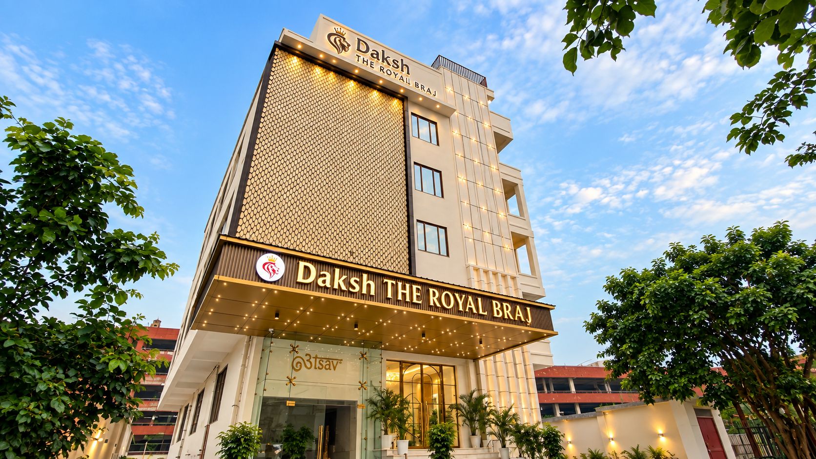 Um hotel chamado 'Daksh The Royal Braj' com fachada moderna, grandes janelas e uma placa indicando classificação de 3 estrelas.