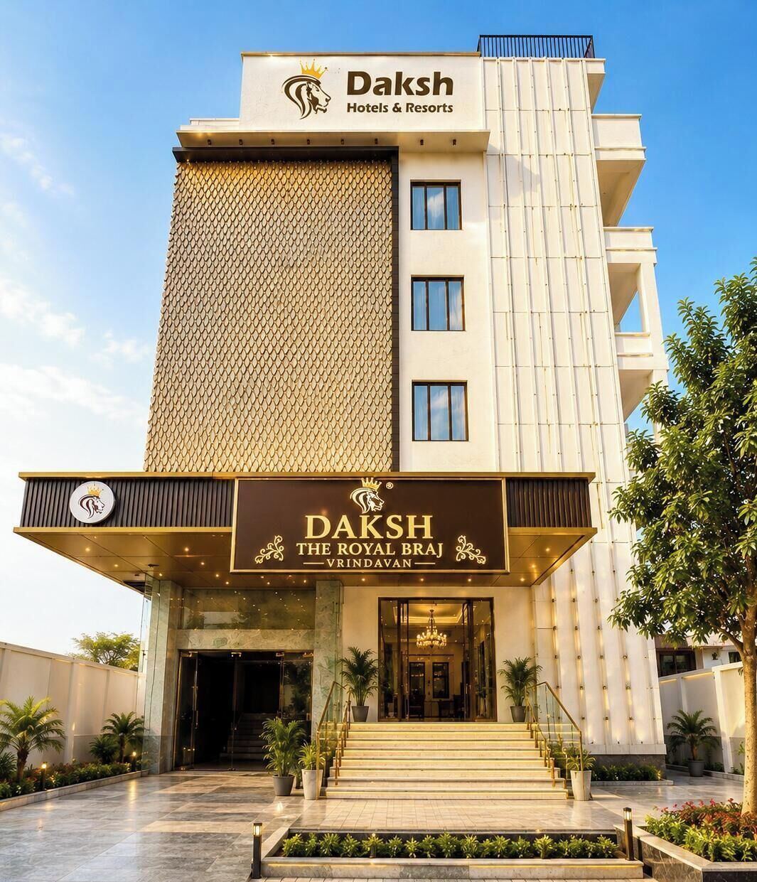 Um edifício com a placa 'Daksh Hotels & Resorts' e 'Daksh The Royal Braj Vrindavan'.