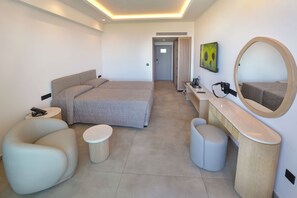 Quarto de hotel moderno com cama, escrivaninha, cadeira, mesa redonda pequena, espelho e pintura na parede.