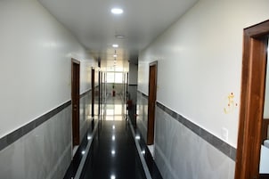 Um corredor com piso lustroso, portas em ambos os lados e o número 35 na parede.