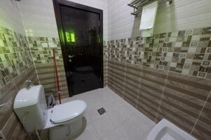 Casa de banho com sanita, bidé e zona de duche.