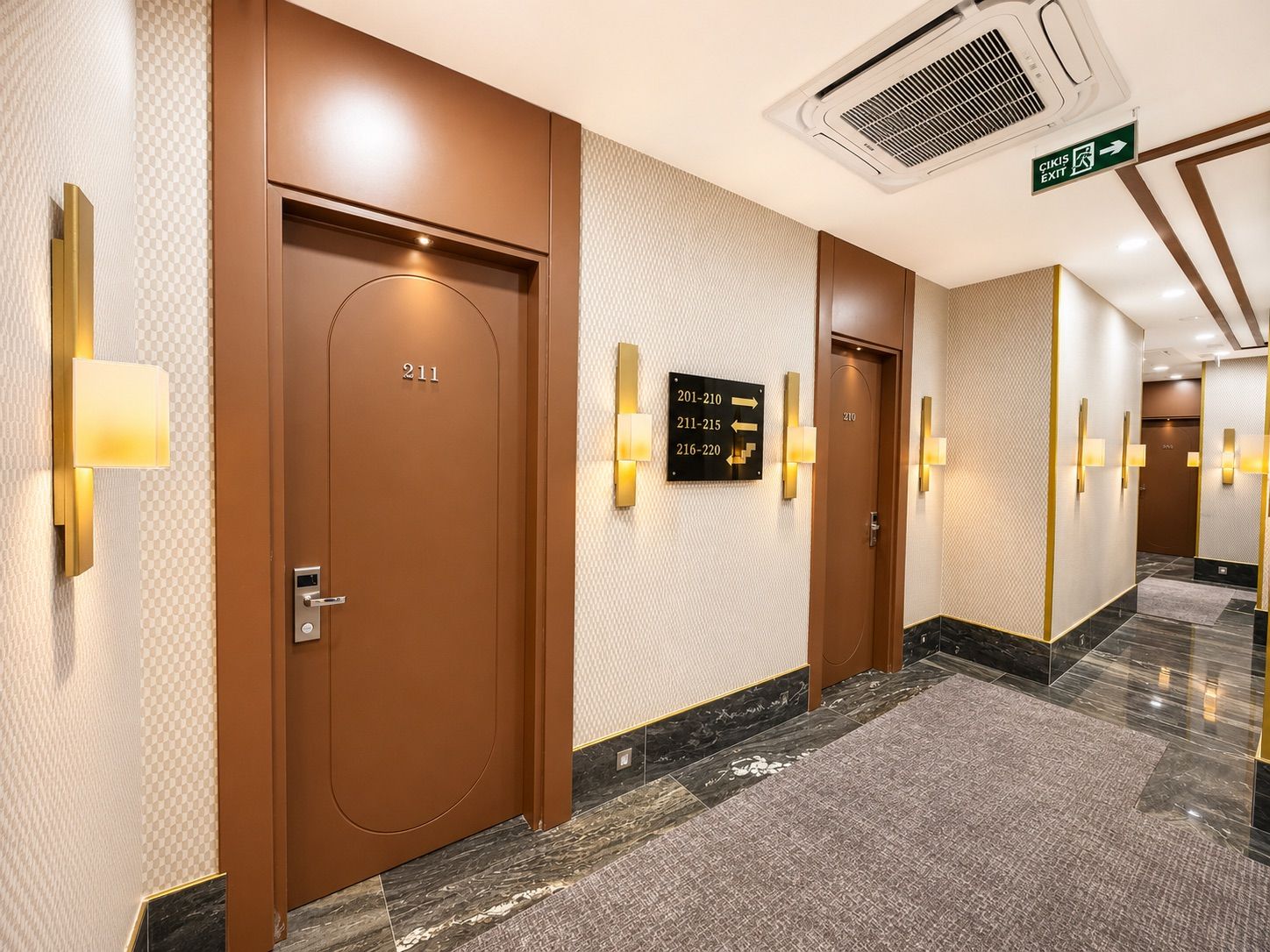 Corredor de hotel com portas numeradas 211, 210 e 216 a 220, e placas de sinalização.