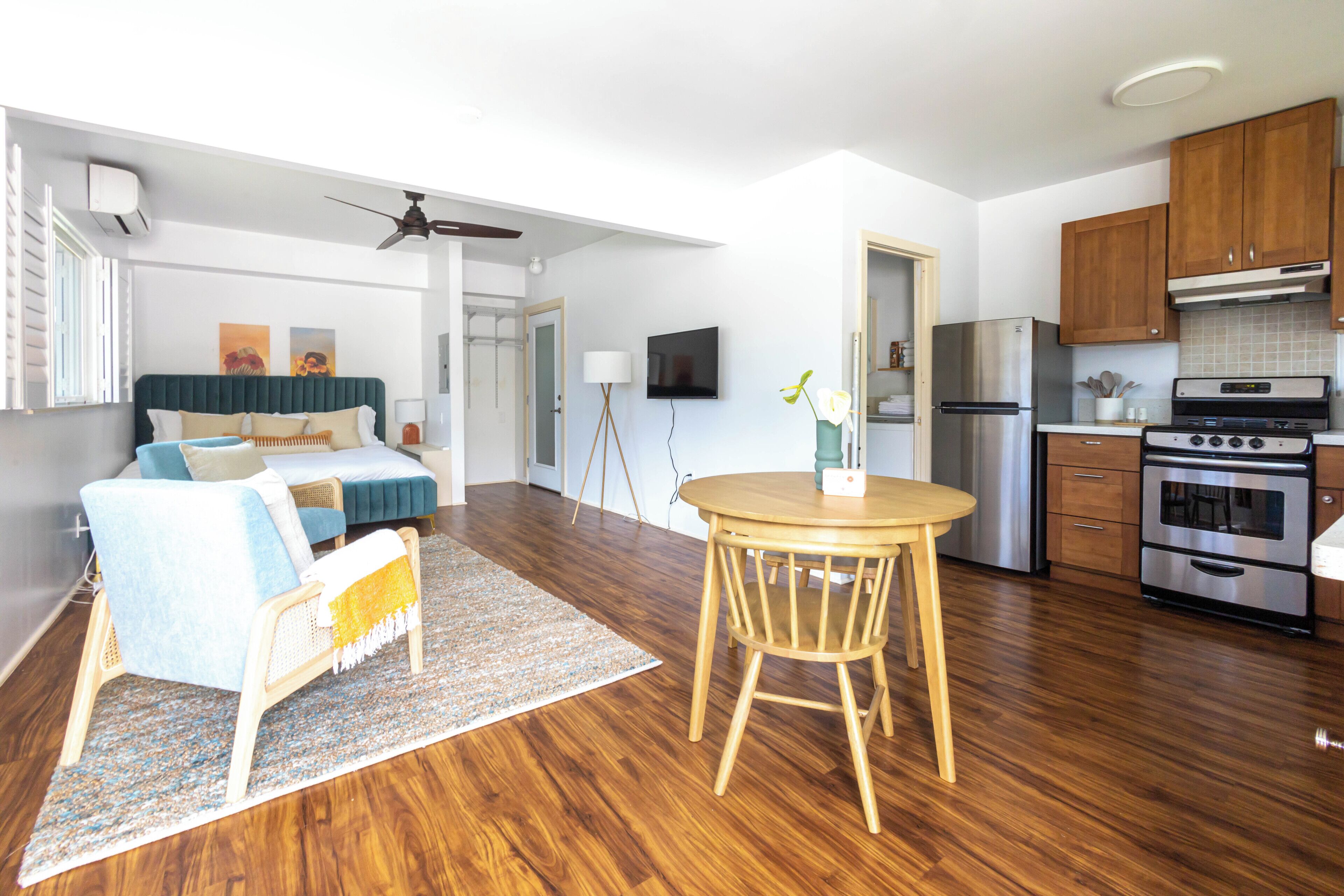 Um apartamento moderno com sala de estar, sala de jantar e cozinha.