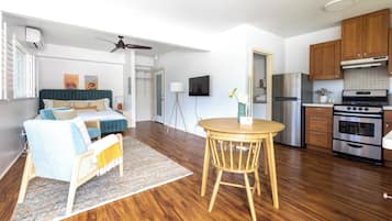 Um apartamento moderno com sala de estar, sala de jantar e cozinha.