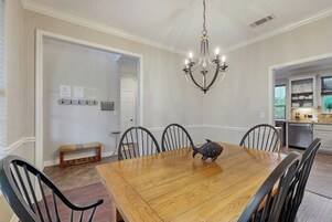Casa, várias camas, lareira (Waterside Retreat) | Opções para refeição