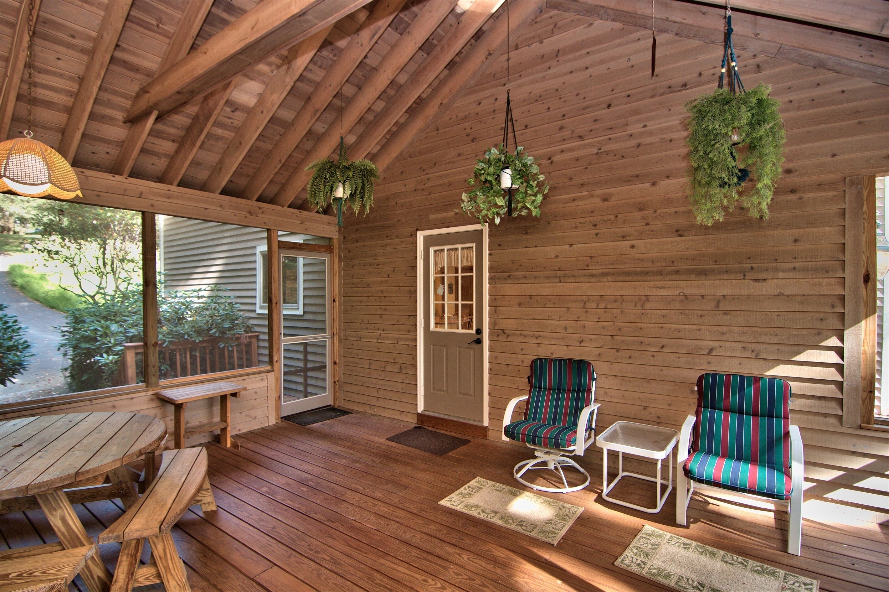 Sunnyview Wallenpaupack Lakefront Chalet Spectacular Sunsets  Private Dock - Lake Wallenpaupack, PA
