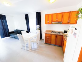 Suite Presidencial, junto ao jardim | Cozinha privada | Uma cafeteira/bule, um frigorífico, um micro-ondas 