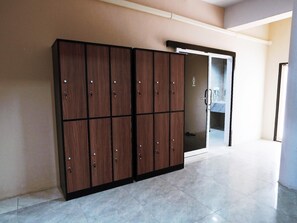 Corredor com um guarda-roupa grande e uma porta de vidro deslizante para um banheiro.