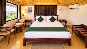 Quarto com cama, escrivaninha, cadeira, janela e ventilador de teto.