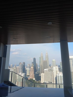 Um edifício alto com vista para o horizonte urbano, incluindo vários arranha-céus.