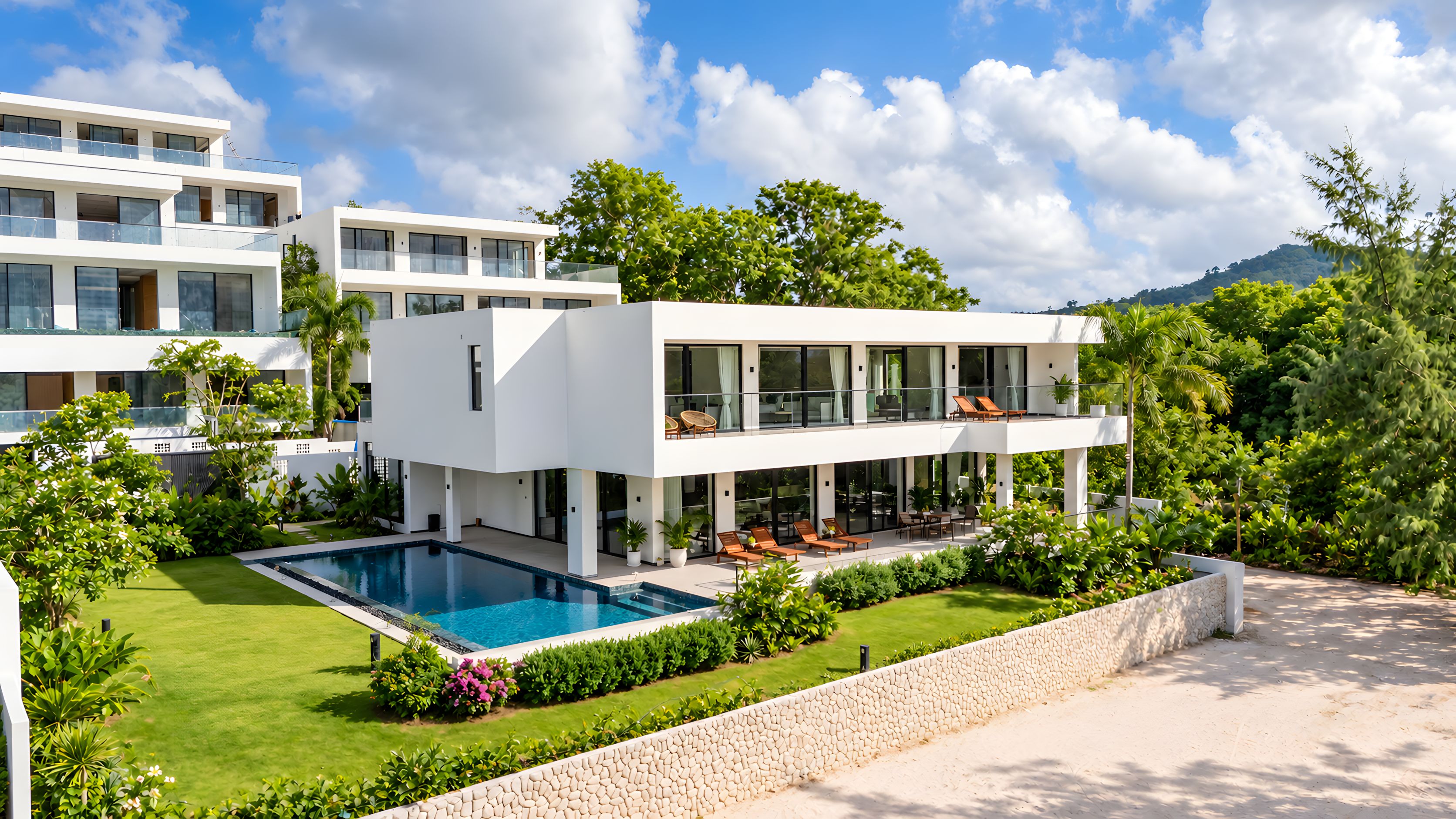 Uma casa moderna de dois andares com piscina, área de estar externa e vegetação exuberante.