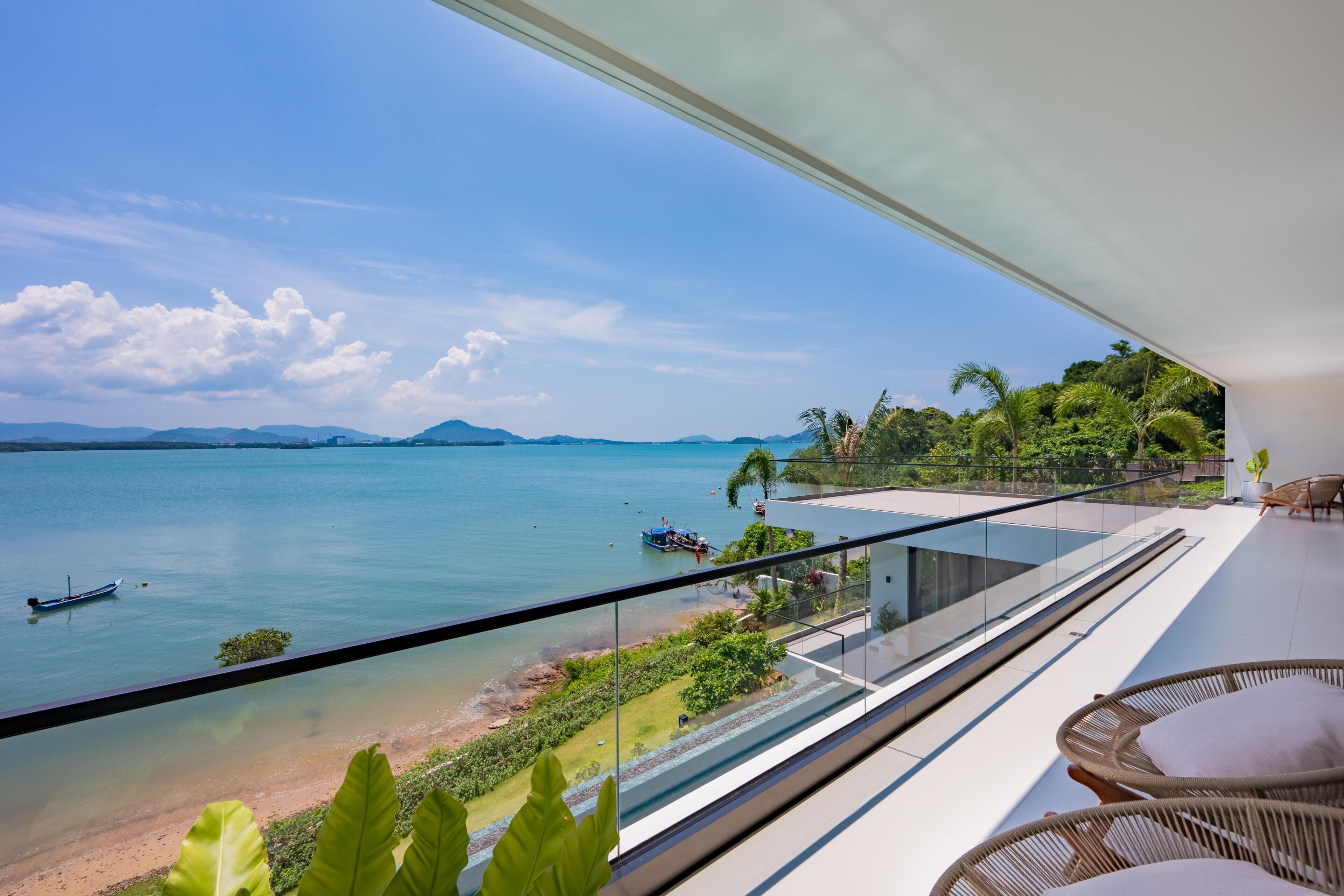 Uma varanda com vista para a praia e o mar.