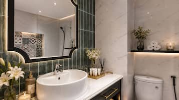 Quarto Twin Familiar, Vista para a cidade | Casa de banho | Um polibã, um secador de cabelo, toalhas fornecidas, sabão